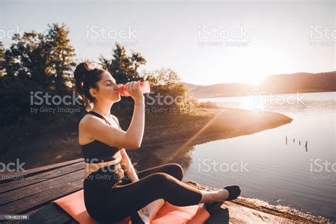 젊은 스포티 한 여자는 아침에 나무 호수 부두에 물을 마시는 20 24세에 대한 스톡 사진 및 기타 이미지 20 24세 건강한 생활방식 균형 Istock