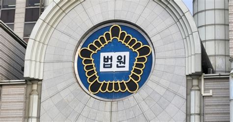 “내 핸드폰 내놔”…운전 중인 아내 위에 올라타 폭행