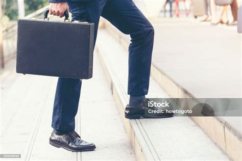 젊은 액티브 비즈니스 사람들이 계단까지 현대 도시에서 일 하 러가 서류 가방 스마트 전화 컵 커피의 큰 도시 생활에서 사람들이 붐비는 그룹 비즈니스 라이프 스타일 개념입니다