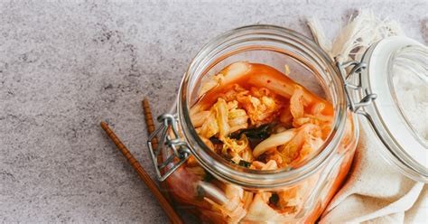 젓가락 옆에 음식이 담긴 유리병 사진 Unsplash의 김치 이미지