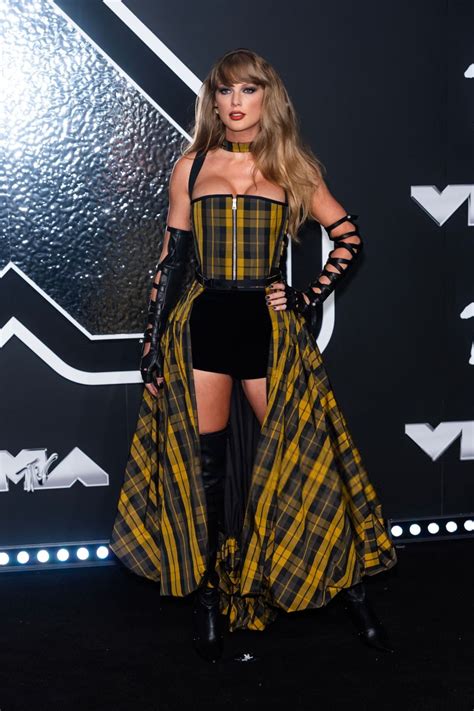 Taylor Swifts Vma Look Clueless Meets Punk In Diors Yellow Plaid