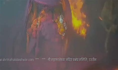 भस्म आरती के दौरान उड़ा गुलाल और झुलस गए पुजारी महाकाल मंदिर के
