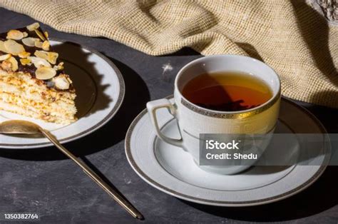 정물 레이어드 홈메이드 스폰지 케이크와 흰색 접시에 홍차 한 잔 린넨 냅킨 검은 배경 하드 라이트 낮은 키에 사진 0명에 대한 스톡 사진 및 기타 이미지 Istock