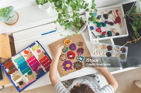 말린 콩 요소를 장식하는 플라스틱 Diy 그림을 만드는 아기 소년 초기 개발 상위 뷰 감각 지각에 대한 스톡 사진 및 기타 이미지 감각 지각 놀기 아이 Istock