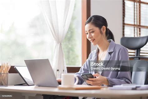 집에서 문서를 가지고 일하는 동안 노트북을 사용하는 행복한 젊은 아시아 여성 숫자를 계산하는 온라인 문서 계산기 재무 회계 사무소 개념 계약서에 대한 스톡 사진 및 기타