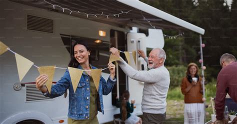 캠프장 캐러밴 휴가 여행에서 야외에서 자동차로 파티를 준비하는 행복한 다세대 가족 사진 Unsplash의 수송 이미지