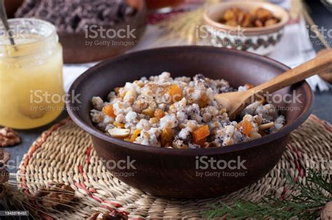 Kutya는 양귀비 씨앗 말린 과일 견과류 및 달콤한 그레이비가있는 의식 곡물 요리로 전통적으로 우크라이나 벨라루스 및 러시아의 정통 기독교인들이 크리스마스 동안 제공합니다