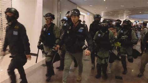 防暴警察進入海港城商場以胡椒噴霧驅散人群 Now 新聞
