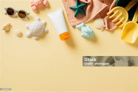 자외선 차단제 크림 모래 해변 장난감 파스텔 베이지 색 배경에 선글라스 튜브가있는 평면 배치 구성 어린이를 위한 자외선 차단 개념 0명에 대한 스톡 사진 및 기타 이미지