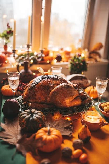 Cenário De Mesa De Jantar De Feriado De Ação De Graças Com Decoração De Outono E Abóboras Foto