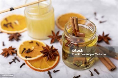 수제 양초 만들기 배경에 심지 콩 왁스 향수가 있는 유리병 Hobbydecor 요소입니다 텍스트를 위한 위치입니다 복사할 장소 Diy에 대한 스톡 사진 및 기타 이미지