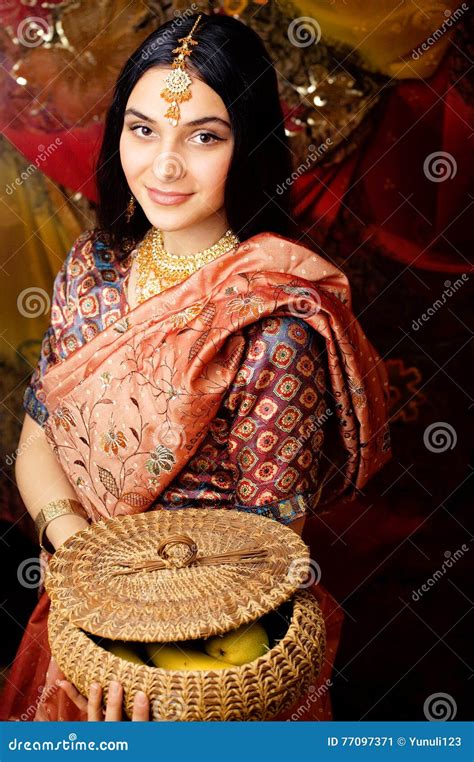 Ragazza Indiana Reale Dolce Di Bellezza In Sari Che Sorride Sul Fondo Nero Immagine Stock