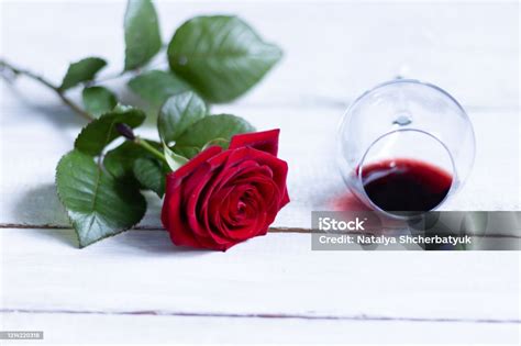 흰색 나무 배경에 녹색 잎과 레드 와인 유리와 부르고뉴 장미 누워 0명에 대한 스톡 사진 및 기타 이미지 0명 개념 개념과 주제 Istock