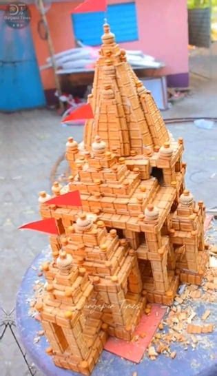 പാർലെ ജി മന്ദിർ 20 കിലോ പാർലെ ജി ബിസ്‌ക്കറ്റ് കൊണ്ട് അയോധ്യ ക്ഷേത്രത്തിന്റെ മാതൃക Model Of