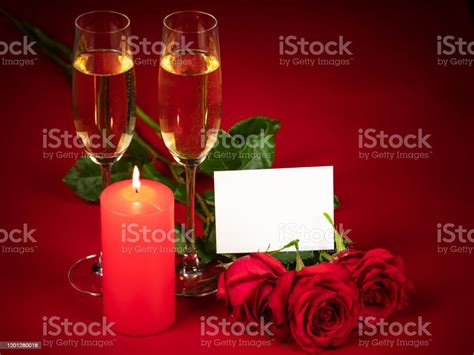 발렌타인 데이 결혼식 날 기념일을 기념하여 빨간 장미 3 개 샴페인 2 잔 붉은 촛불 2월에 대한 스톡 사진 및 기타 이미지 Istock