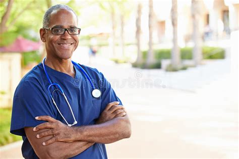 Внешний портрет мужской медсестры Стоковое Изображение изображение насчитывающей усмехаться