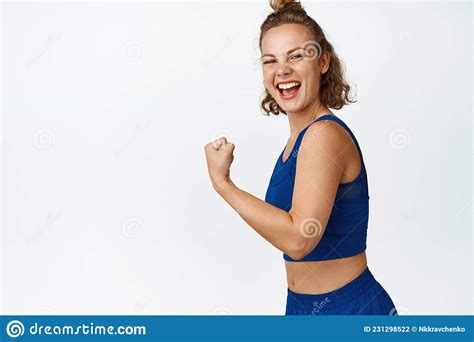 Entusiasta Gimnasia Femenina Muestra Miceps Con Fuerte Flexión En El