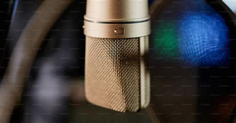 현대 녹음 스튜디오에서 디스크 팝 필터가 있는 마이크의 수직 사람 클로즈업 샷 사진 Unsplash의 목소리 이미지