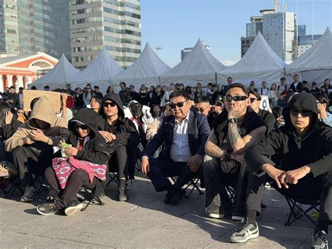 Хар “Огцрох амархан жагсаалд УИХ ын гишүүн Д Ганбат нэгдэж гарын үсгээ зурж байр сууриа