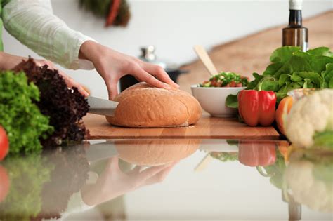 부엌에서 요리 알 수 없는 인간의 손 빵을 슬라이스 하는 여자 건강 한 식사와 채식 음식 컨셉 가정 생활에 대한 스톡 사진 및 기타 이미지 Istock