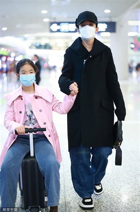 黄奕与女儿黄芊玲现身上海机场 心情愉快手拉手 搜狐大视野 搜狐新闻