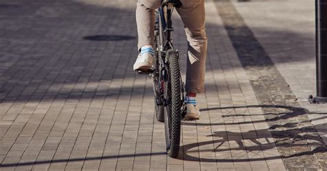 화창한 날 타일 거리를 따라 자전거를 타는 열 가방을 든 택배의 뒷모습 전체 길이 수직 샷 음식 배달 개념 사진 Unsplash의 특급 배송 이미지