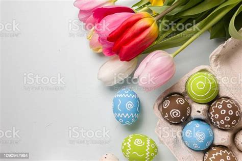 부활절 달걀 그리고 축 하에 대 한 공간을 가진 밝은 파란색 배경에 봄 튤립 근접 촬영의 꽃다발 0명에 대한 스톡 사진 및 기타 이미지 Istock