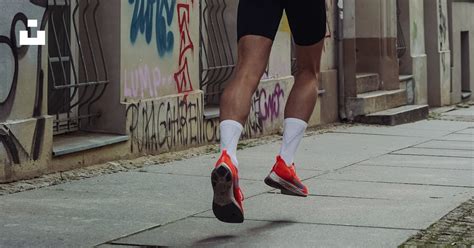 검은 반바지와 셔츠를 입은 남자가 보도에서 조깅 사진 Unsplash의 무료 스포츠 이미지