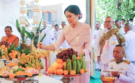 พลตรีหญิง ท่านผู้หญิงอรอนงค์ ปิยนาฏวชิรพัทธ์ ผู้แทนพระองค์ ถวายผ้าพระกฐิน คมชัดลึก