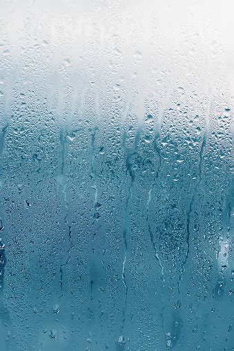 투명 유리창에 떨어지는 응축 물 방울 추상적인 배경 텍스처입니다 습기의 세부 사항 클로즈업 0명에 대한 스톡 사진 및 기타