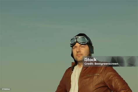 가죽 모자 스카프와 비행 안경빈티지 조종사 역사적인 파일럿 의류에 있는 남자의 초상화 World War Ii에 대한 스톡 사진