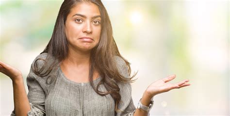 격리 된 배경 우 둔 하 고 혼란 스 러 워 식으로 발생 하는 손과 팔에 어린 아름 다운 아랍 여자 의심 개념입니다 감정에 대한 스톡 사진 및 기타 이미지 Istock