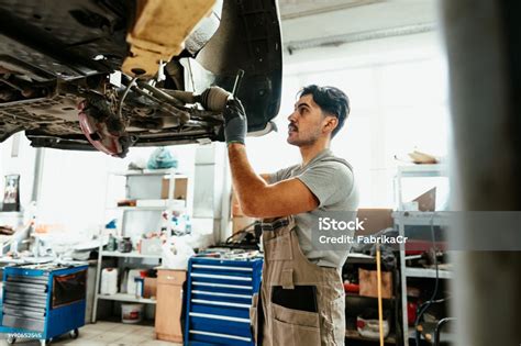 자동차 정비사는 자동차 서비스에서 자동차의 주행 장치를 수리합니다 워크숍에 대한 스톡 사진 및 기타 이미지 워크숍 차 25 29세 Istock