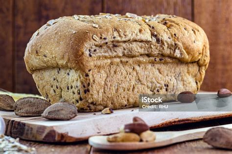 귀리와 아마씨와 함께 브라질 너트와 호두로 만든 수제 빵 수출 제품 브라질 요리 바닥 나무 테이블 건강한 요리 개념 0명에 대한 스톡 사진 및 기타 이미지 Istock