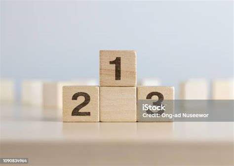 나무 블록 흰색 배경에 연단으로 스태킹 성공 승리 승자 승리 또는 상위 순위 개념 메달 수상대에 대한 스톡 사진 및 기타 이미지 메달 수상대 스포츠 0명 Istock