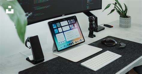 컴퓨터와 노트북이 있는 책상 사진 Unsplash의 무료 가구 이미지