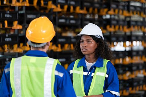 자동차 부품 창고의 직원 그룹 자동차 조립 공장으로 배송할 준비가 된 자동차 부품을 검사합니다 2명에 대한 스톡 사진 및 기타 이미지 Istock