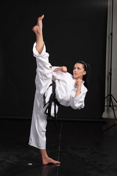 Pin By August Duwi On The Pose Of Beauty👌👍 Martial Arts Women
