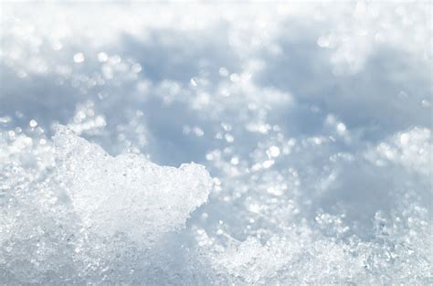 복잡한 패턴과 질감을 가진 눈 얼음의 클로즈업 선명하고 맑은 겨울의 얼음 같은 아름다움과 자연 얼어 붙은 것을 포착합니다 0명에