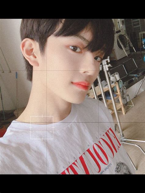 더쿠 스압 잘생쁨하게 셀카 잘찍는 신인 남자 아이돌 