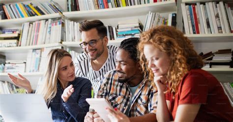 사무실에서 팀으로 일하는 사업가 디자이너 및 소프트웨어 개발자 그룹 사진 Unsplash의 세르비아 이미지