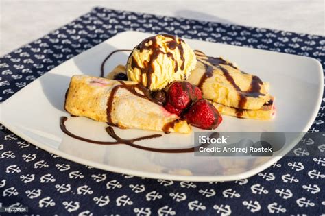 Palacsinta 과일과 아이스크림 한 스쿱과 함께 제공되는 전통적인 헝가리 달콤한 팬케이크 맛있는 디저트 건강한 식생활에