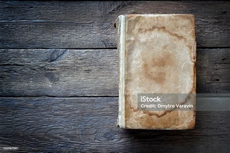 나무 배경에 빈 표지가있는 오래된 고대 책 공간을 복사합니다 기록보관용에 대한 스톡 사진 및 기타 이미지 기록보관용 동화 복고풍 Istock