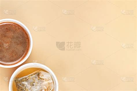 两杯咖啡和绿茶