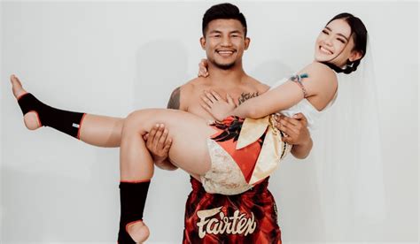 รวมรูปภาพของ เปิดวาร์ปแฟนรถถัง อัยด้า หวานใจโคตรมวยเมืองไทยรุ่นเล็กดีกรีไม่ธรรมดา ภาพ รูป