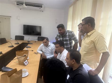 Harshana පා ම මන්ත්‍රී මුජිබර් රහුමාන් නලින් බණ්ඩාර යන සහෝදර මන්ත්‍රීවරුන් සමඟ කොළඹ නගර සභාවේ