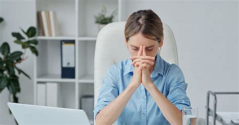 브레인스토밍을 하거나 사무실에서 일에 집중하려고 노력하는 동안 얼굴을 잡고 손을 잡고 있는 현대 사업가 사진 Unsplash의 사무실 이미지