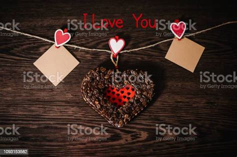 텍스트 사랑 해요 두 개의 빈 공간와 갈색 나무 배경에 밧줄에 매달려 4 레드 심장 공예 종이 텍스트에 대 한 장소입니다 세인트
