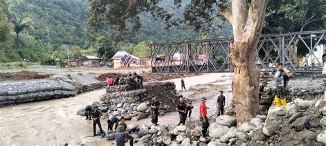 Respon Cepat Pasca Bencana Banjir Pembangunan Jembatan Bailey Oleh Yon