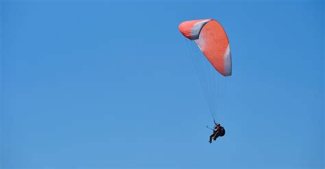경치 경치가 좋은 공수의 공중 관광 구름 글라이딩 낙하산 날으는 낮 단독 비행 레저 레크리에이션 맑은 날씨 모험 모험가 빨간 낙하산 스릴